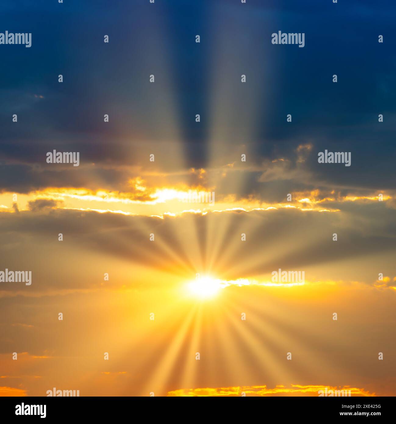 Sky sunlight rays twilight hi-res stock photography and images - Alamy