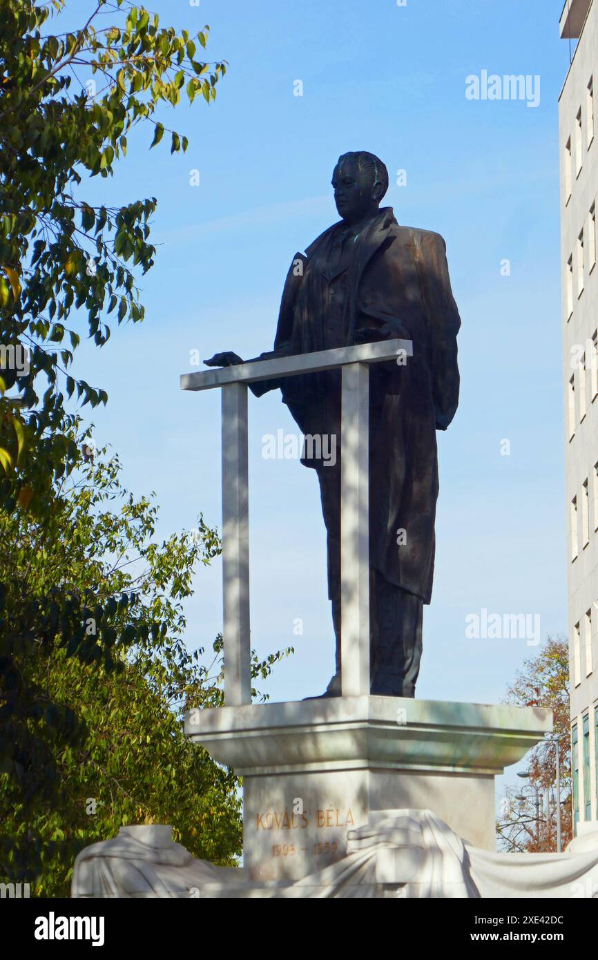 Statue of BÃ©la KovÃ¡cs in front of the Hungarian National Assembly ...