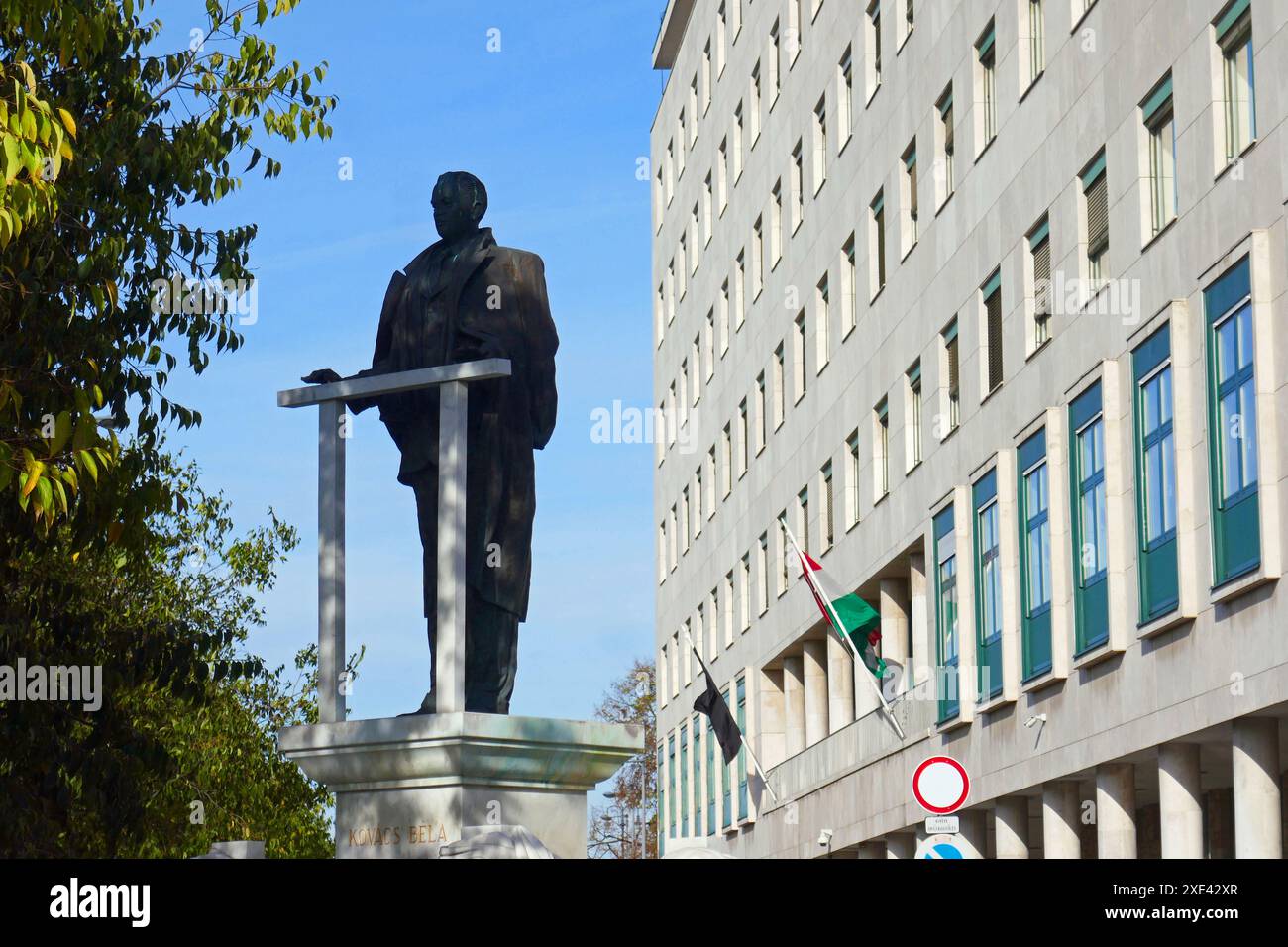 Statue of BÃ©la KovÃ¡cs in front of the Hungarian National Assembly ...