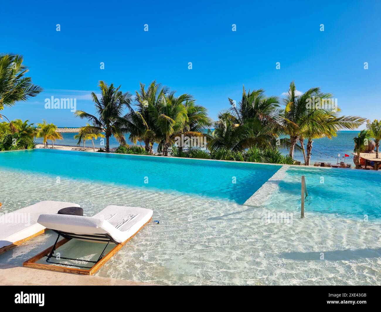 Mexico, New Cancun, sun beds into an infinity pool Stock Photo - Alamy