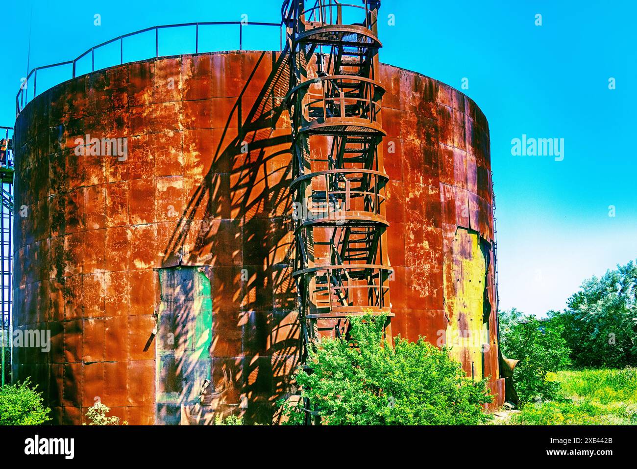 Fuel storage tank tanks rusty hi-res stock photography and images - Alamy