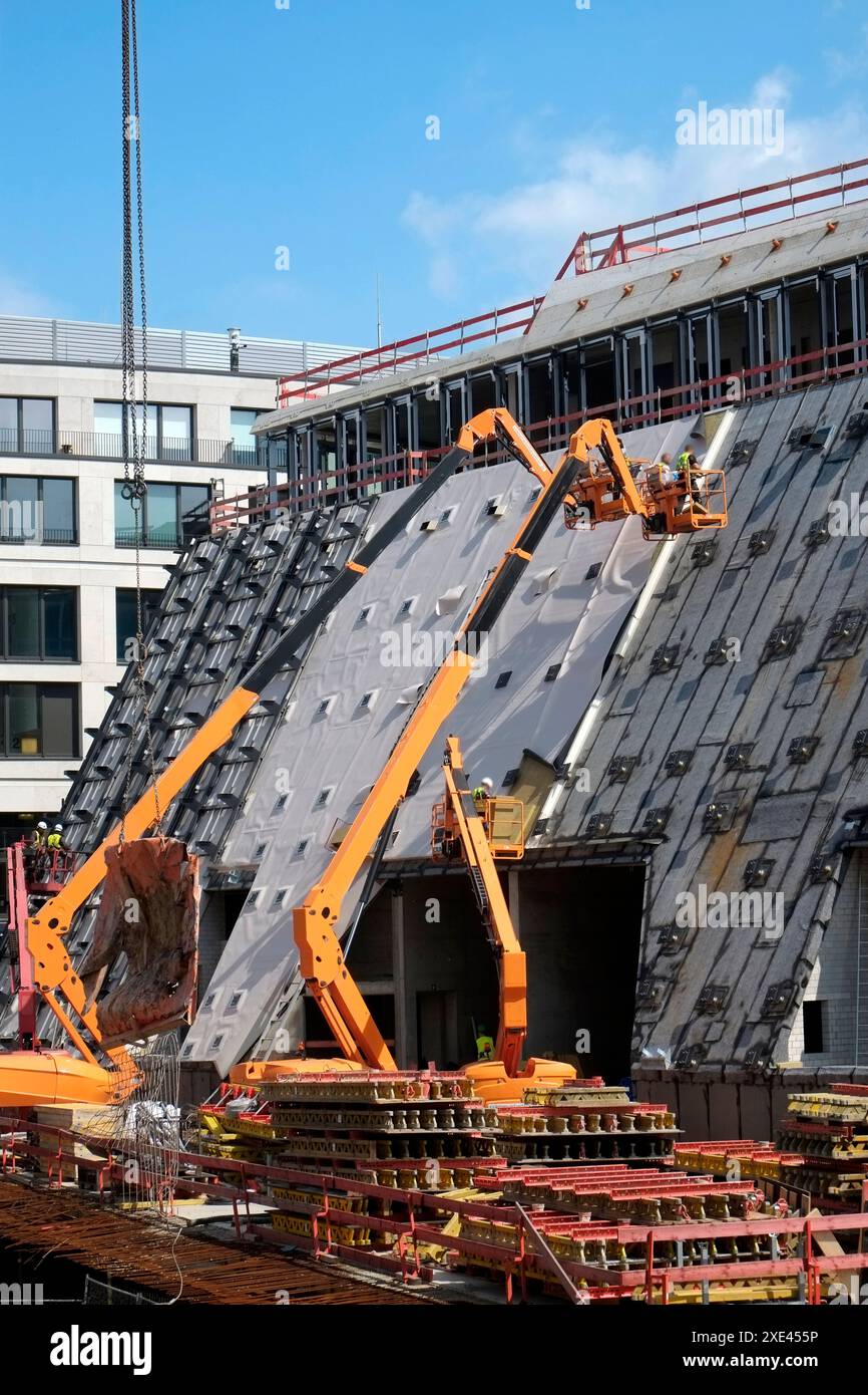 Construction worker working lifting hi-res stock photography and images ...