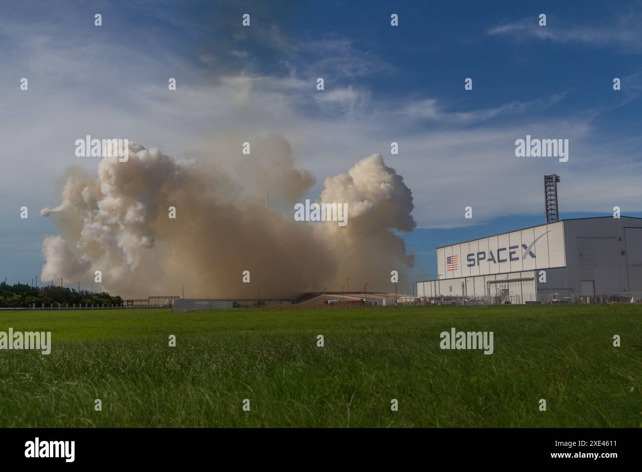Kennedy Space Center, USA. 25th June, 2024. SpaceX beats the afternoon ...