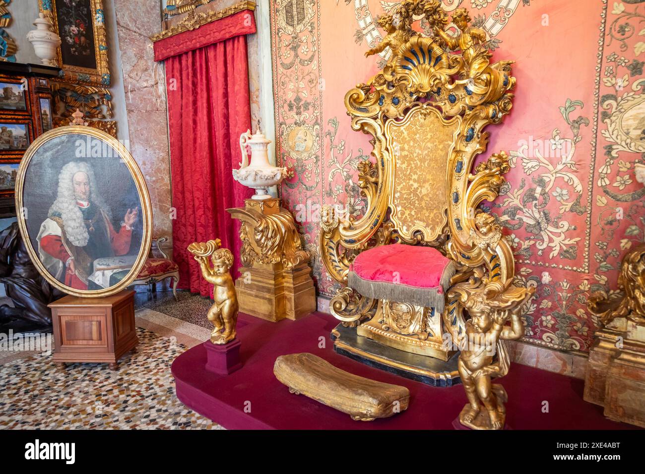 Antique throne in gold and red velvet. Old royal chair, luxury vintage ...