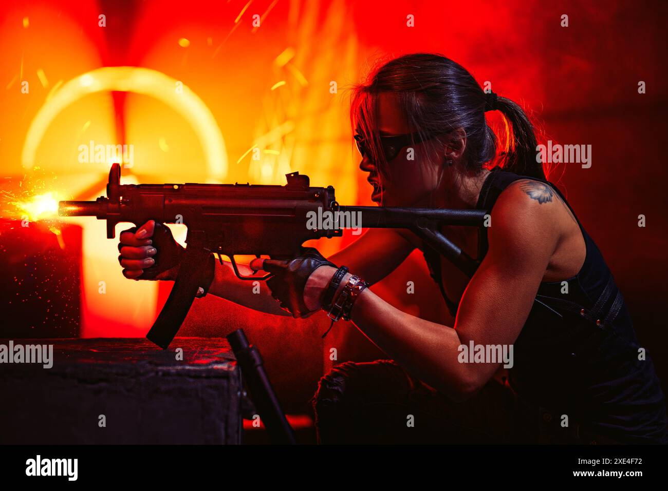 Woman warrior with gun Stock Photo - Alamy