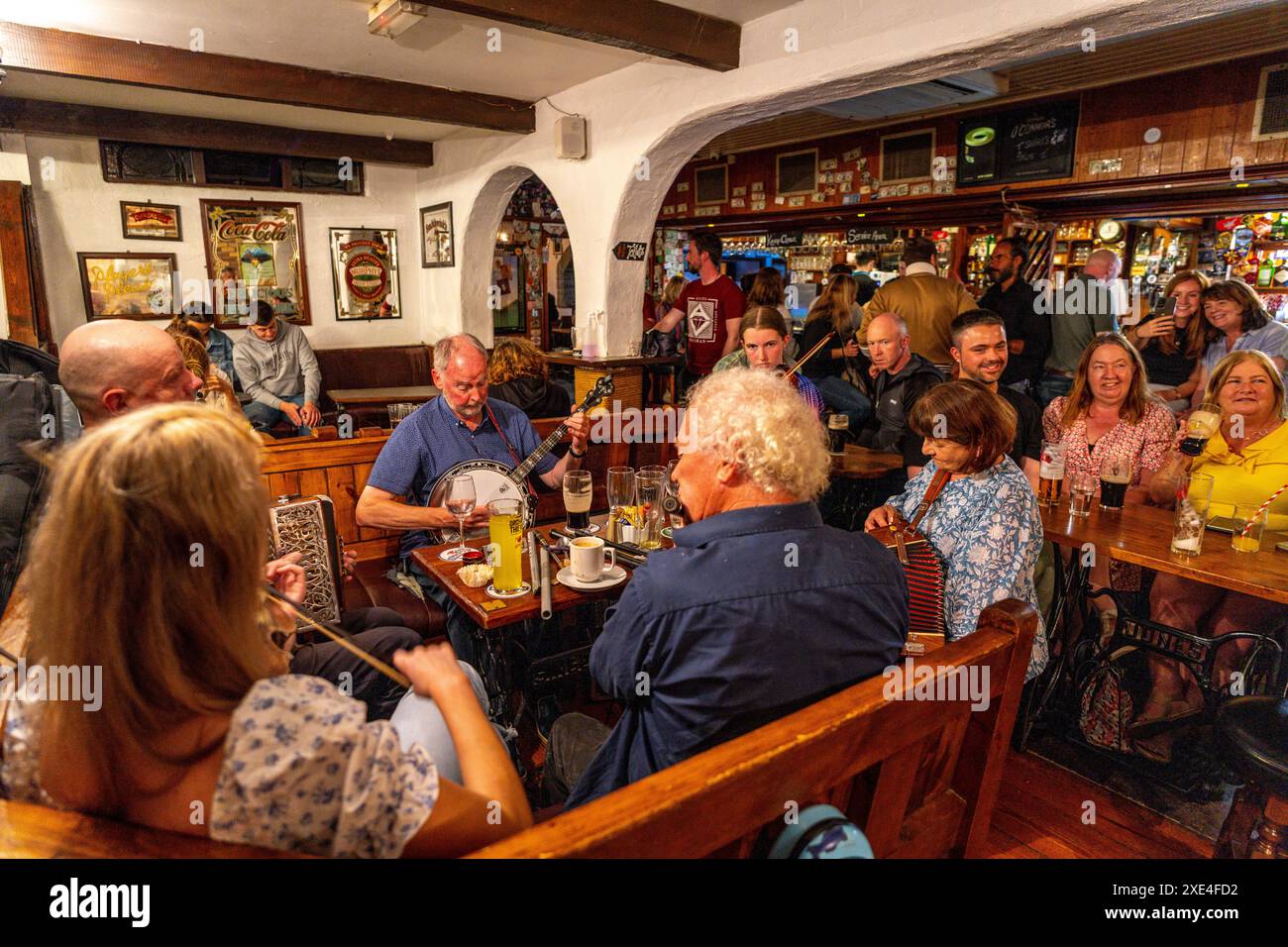 Group with musical instruments hi-res stock photography and images - Alamy