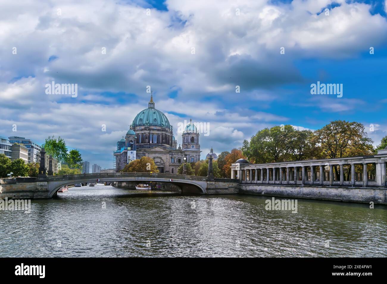 Outdoor cathedral view hi-res stock photography and images - Alamy
