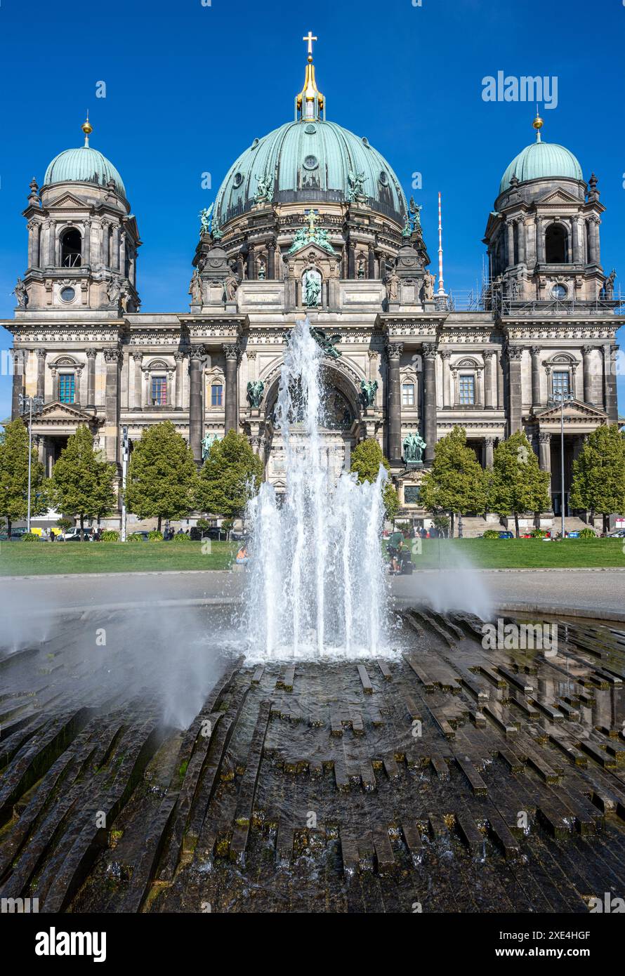 Berlin fountain beautiful hi-res stock photography and images - Alamy