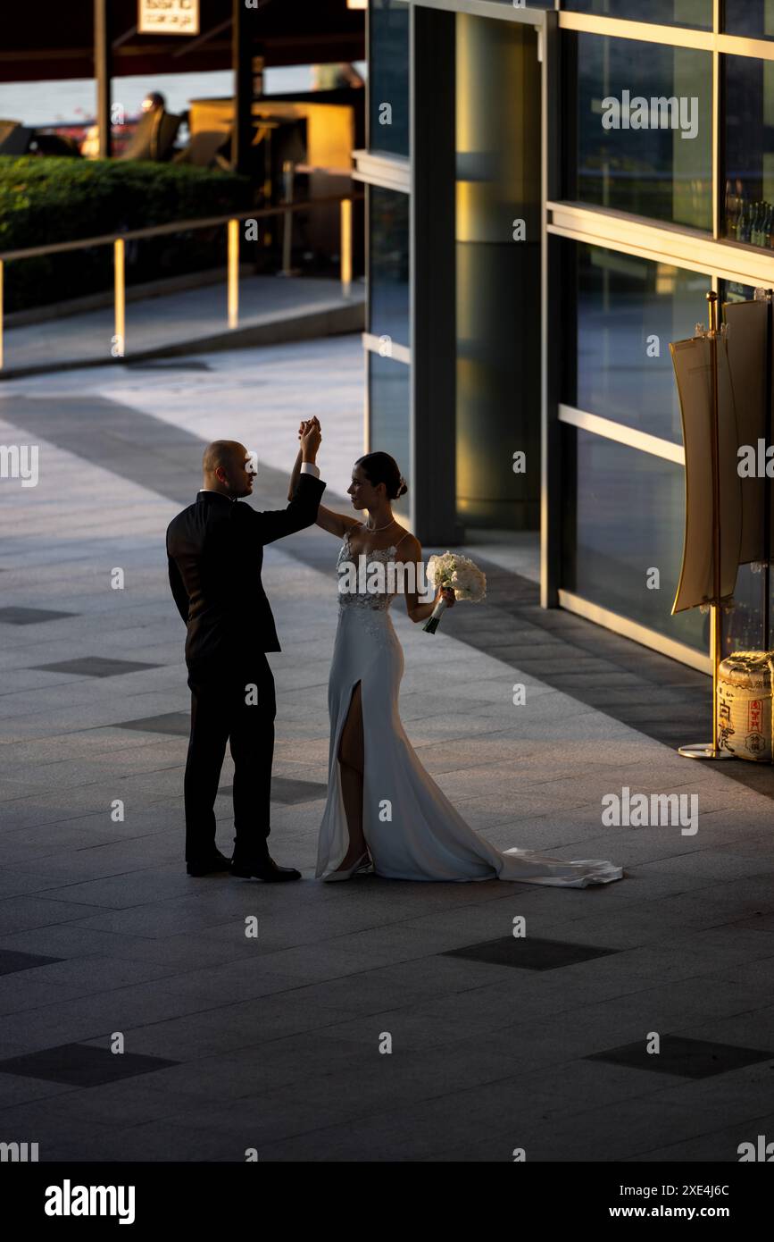 Wedding dance of the bride and groom Stock Photo - Alamy