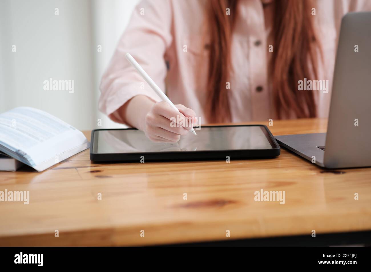 Close up hands with pen writing on digital tablet Stock Photo - Alamy