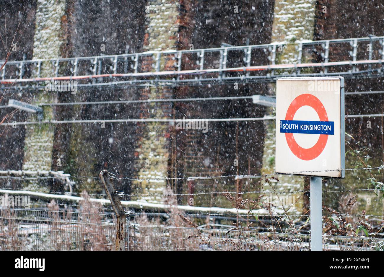 Tfl sign hi-res stock photography and images - Alamy