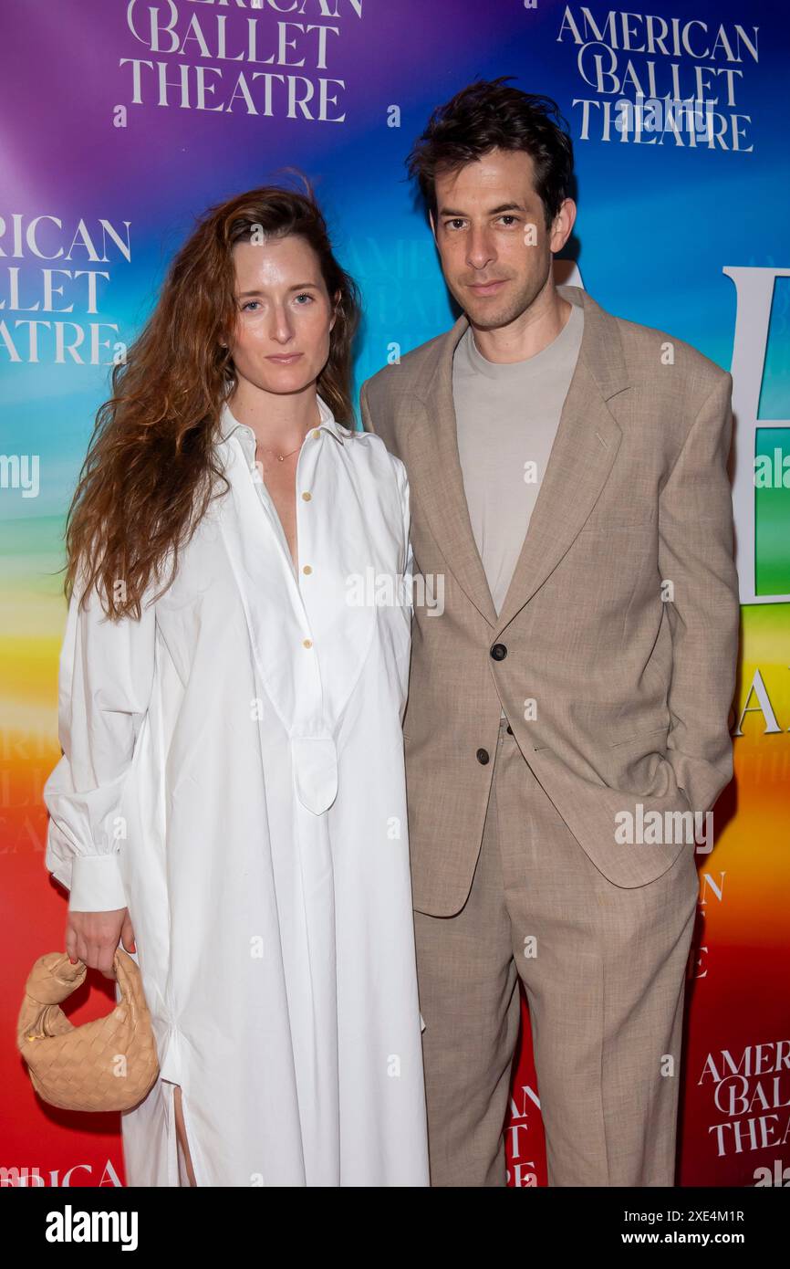 Mark ronson and grace gummer hi-res stock photography and images - Alamy