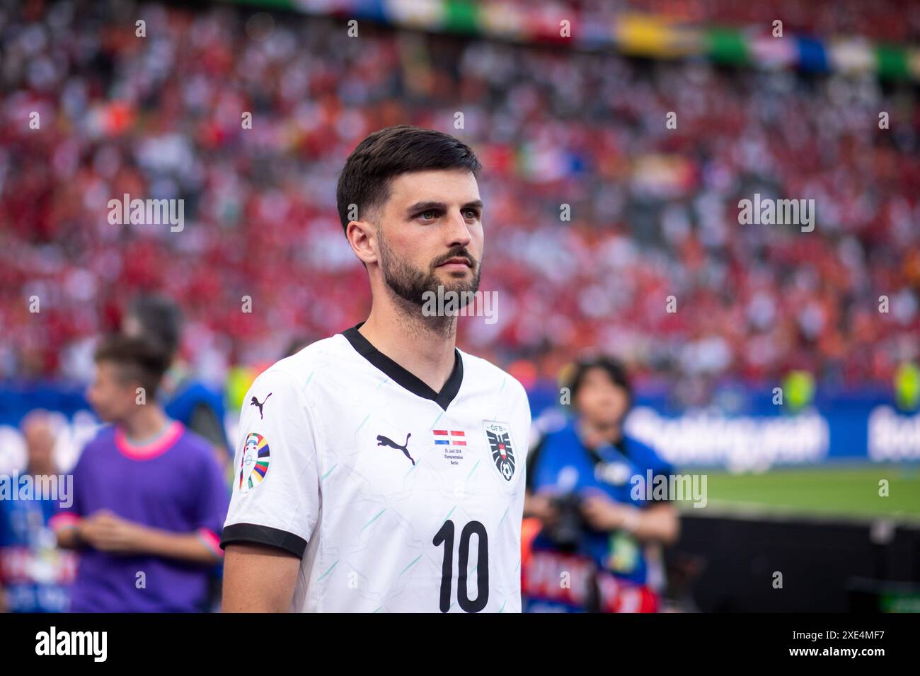 Florian Grillitsch (Oesterreich, #10) freut sich ueber den Sieg, GER ...