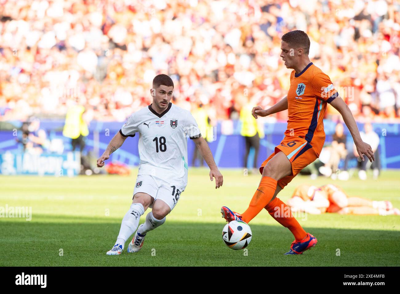 Romano Schmid (Oesterreich, #18) im Zweikampf mit Joey Veerman (Niederlande, #16), GER ...