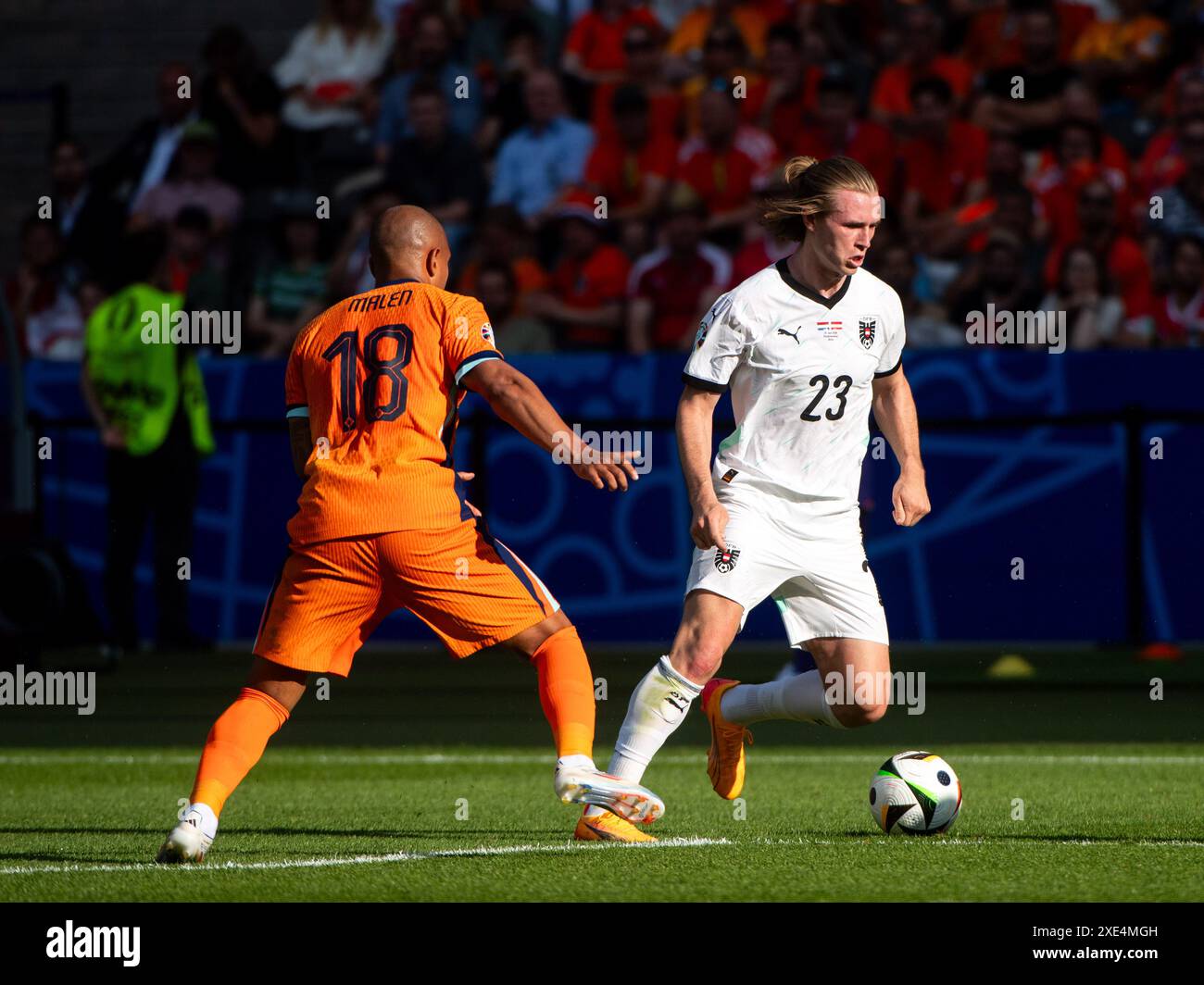 Patrick Wimmer (Oesterreich, #23) im Zweikampf mit Donyell Malen (Niederlande, #18), GER ...