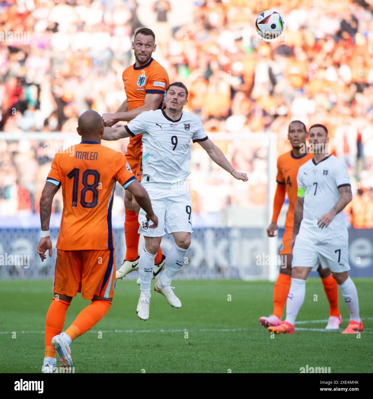 Marcel Sabitzer (Oesterreich, #09) im Zweikampf mit Stefan De Vrij (Niederlande, #06), davor ...