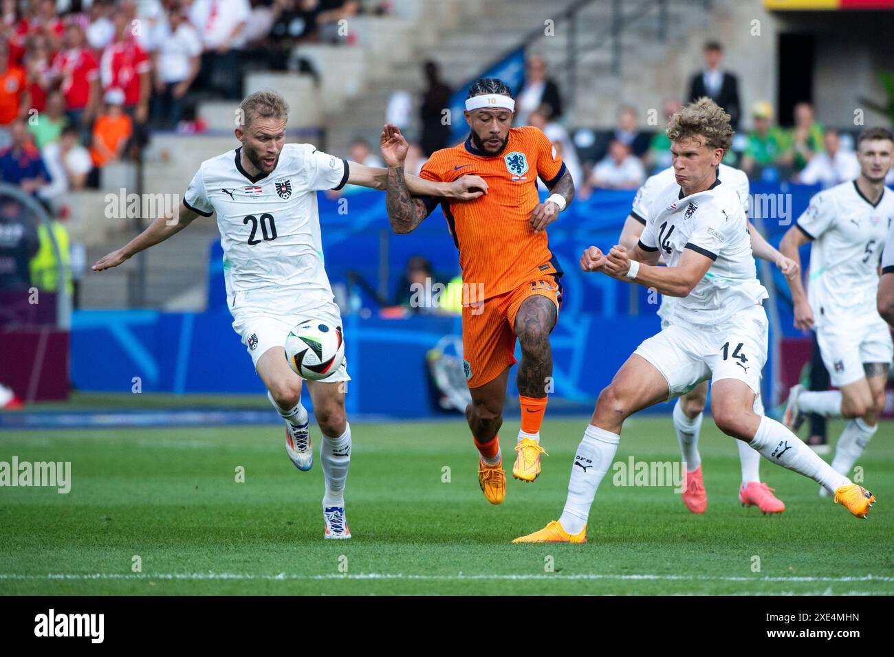 Memphis Depay (Niederlande, #10) im Zweikampf mit Konrad Laimer (Oesterreich, #20), Leopold ...