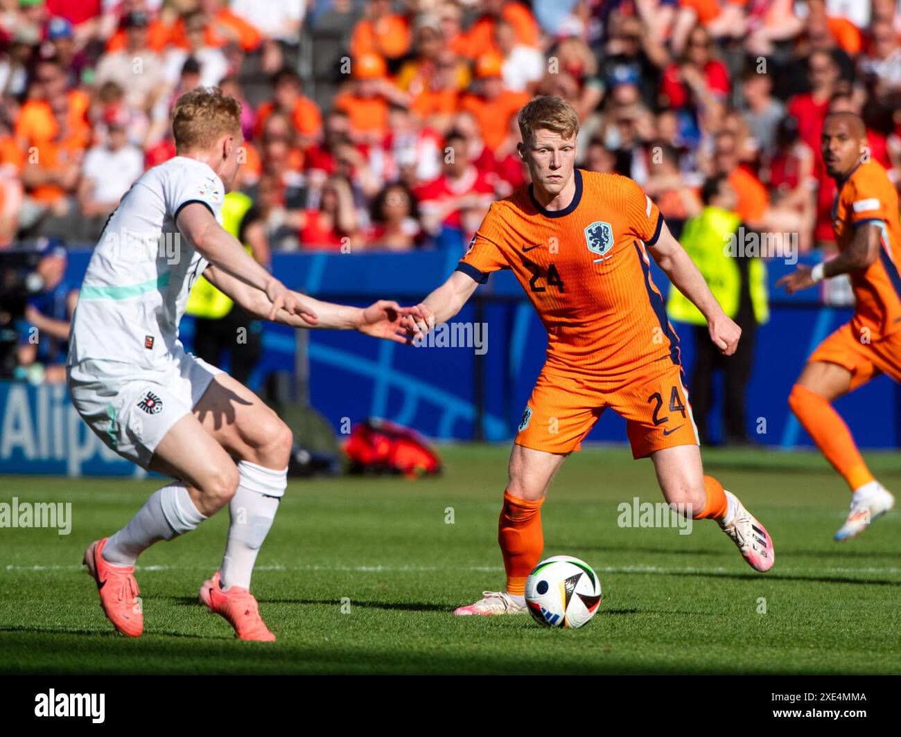 Jerdy Schouten (Niederlande, #24) im Zweikampf mit Nicolas Seiwald (Oesterreich, #06), GER ...