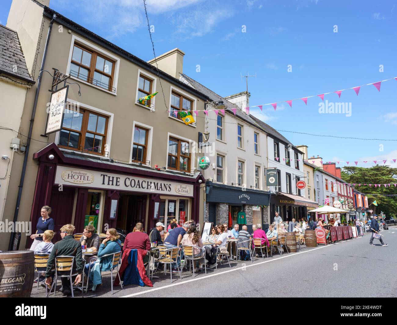 Serving tables in restaurant hi-res stock photography and images - Alamy