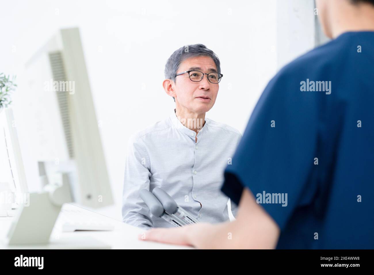Patient and doctor interviewing in the examination room Stock Photo - Alamy