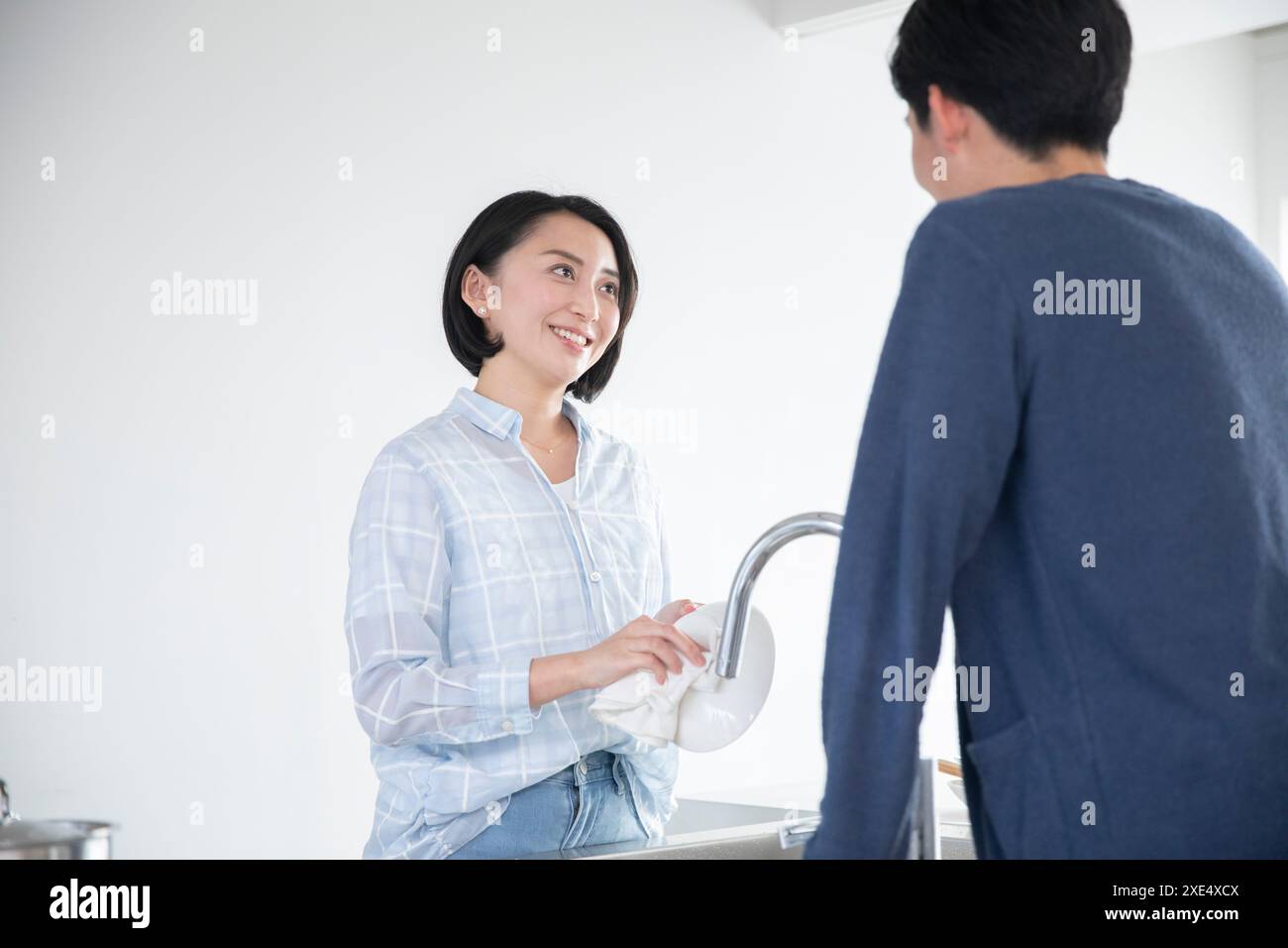 Couple washing dishes Stock Photo - Alamy