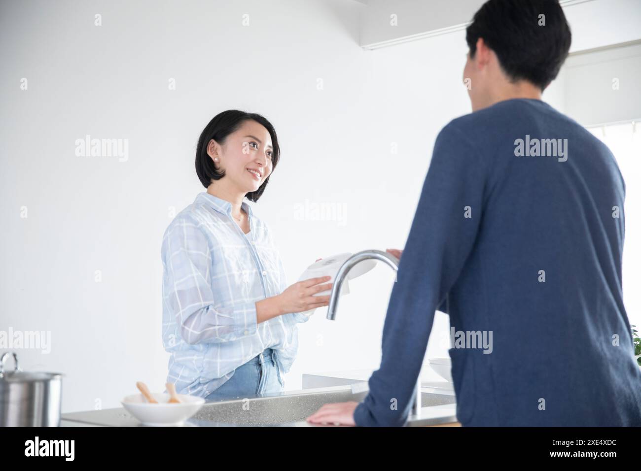 Couple washing dishes Stock Photo - Alamy