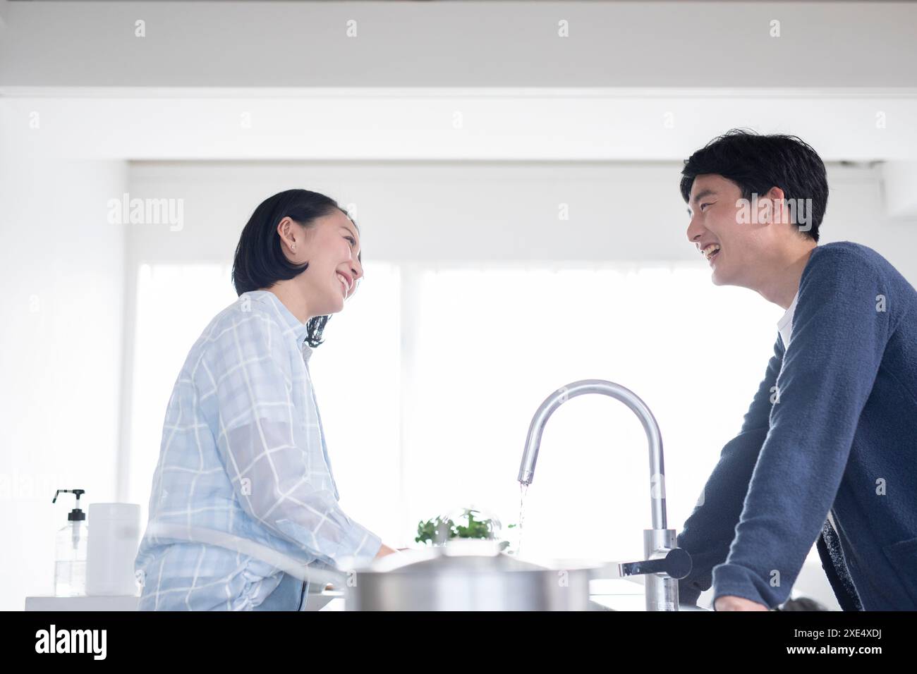 Couple washing dishes Stock Photo - Alamy