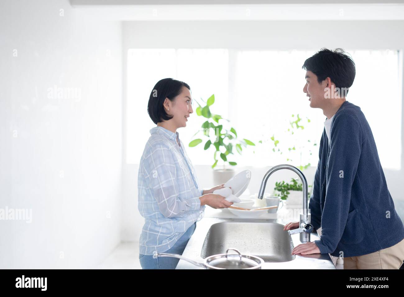 Couple washing dishes Stock Photo - Alamy