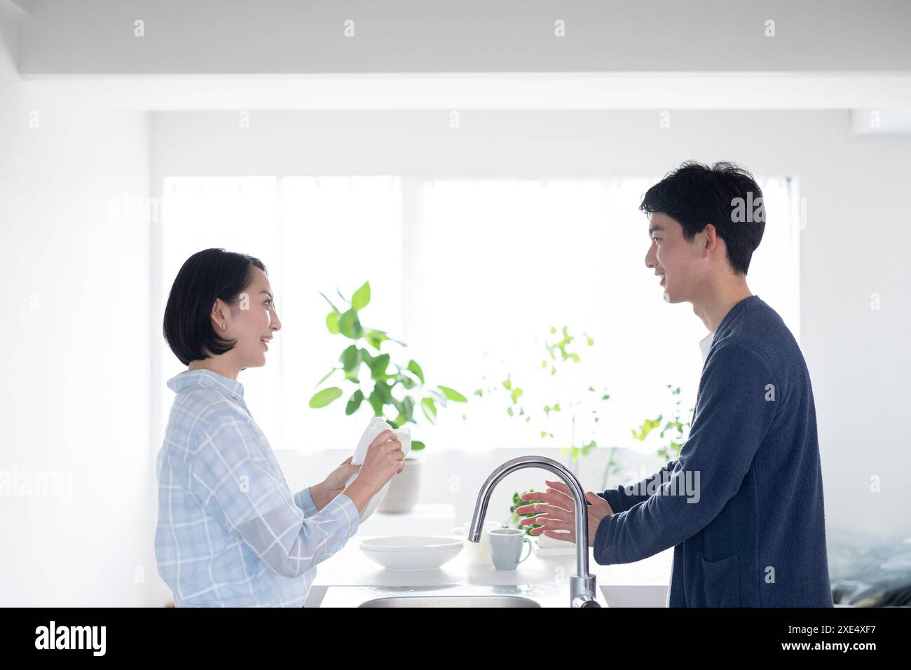Couple washing dishes Stock Photo - Alamy
