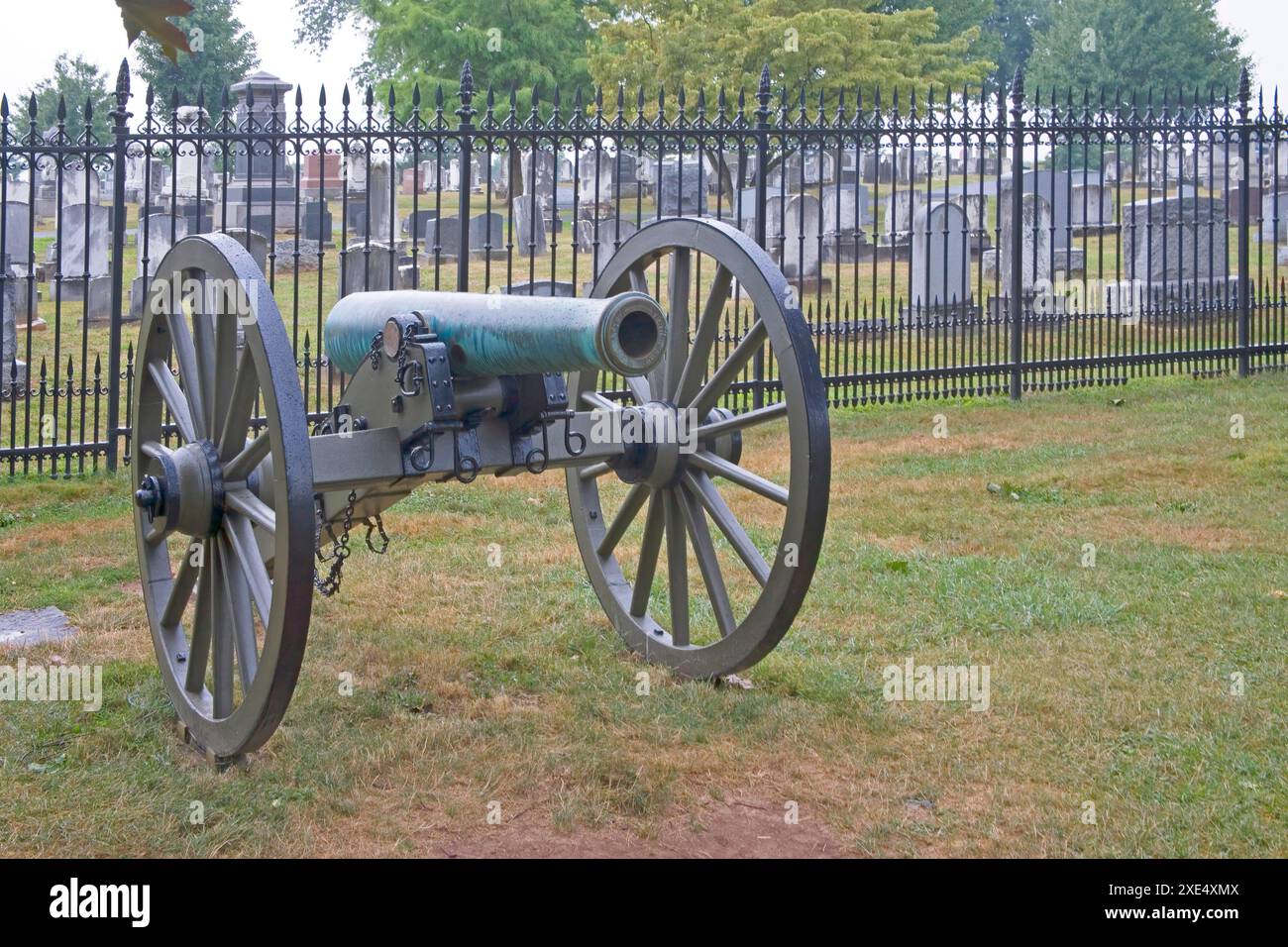 cannon outside the historic soldiers national cemetery gettysburg Stock ...