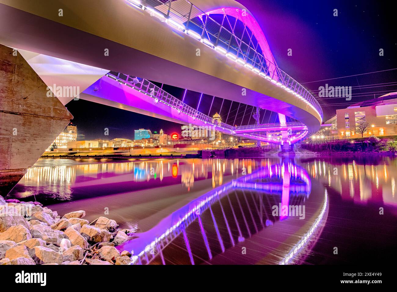 Des Moines Iowa skyline in USA at night Stock Photo - Alamy