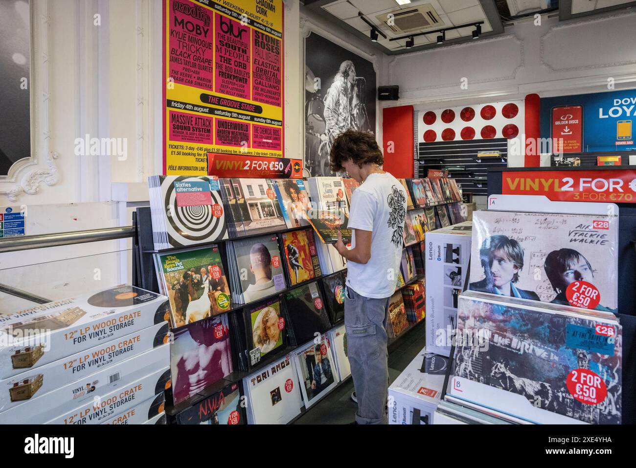 Vinyl music record store Stock Photo - Alamy