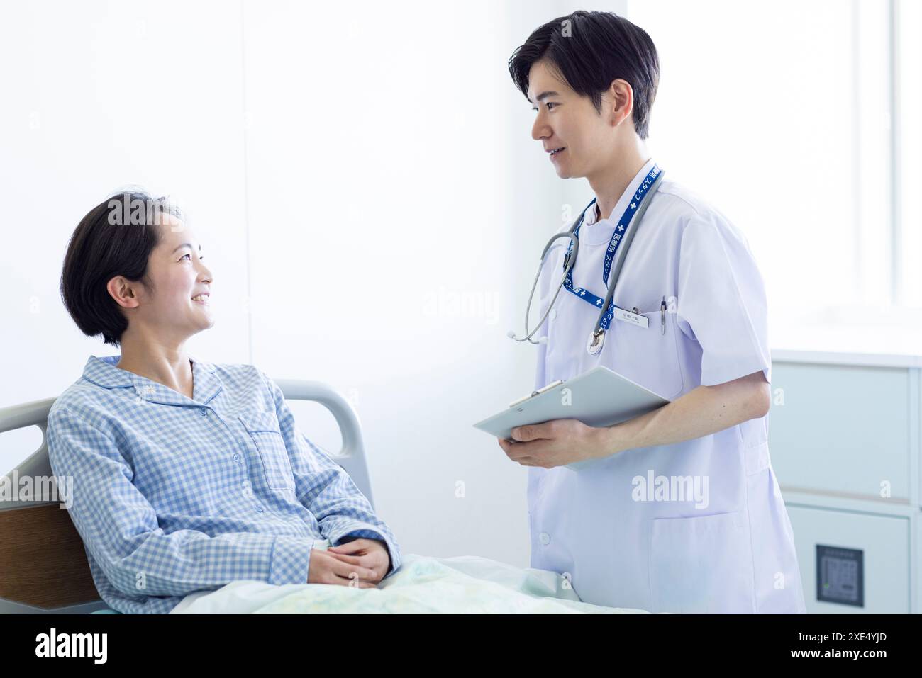 Doctor talking to patient Stock Photo - Alamy