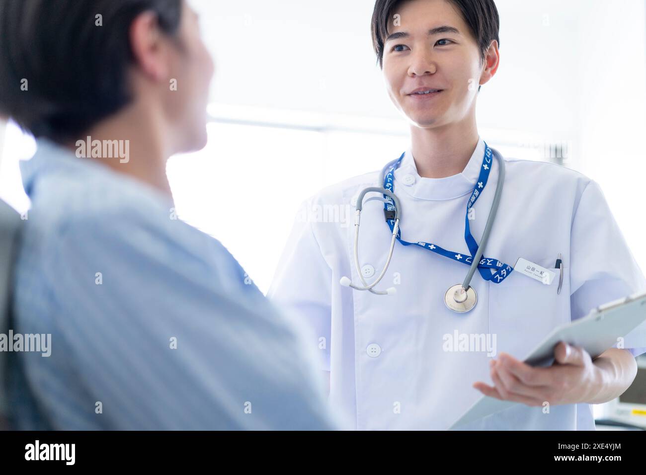 Doctor talking to patient Stock Photo - Alamy