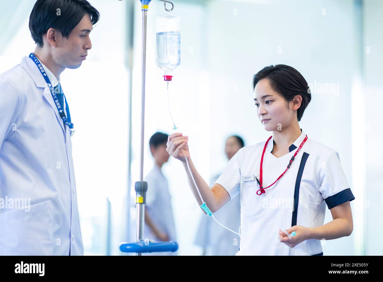 Nurse preparing an intravenous drip Stock Photo - Alamy