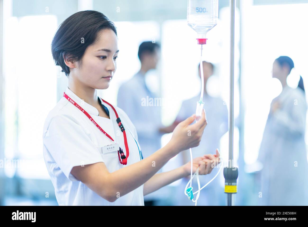 Nurse preparing an intravenous drip Stock Photo - Alamy