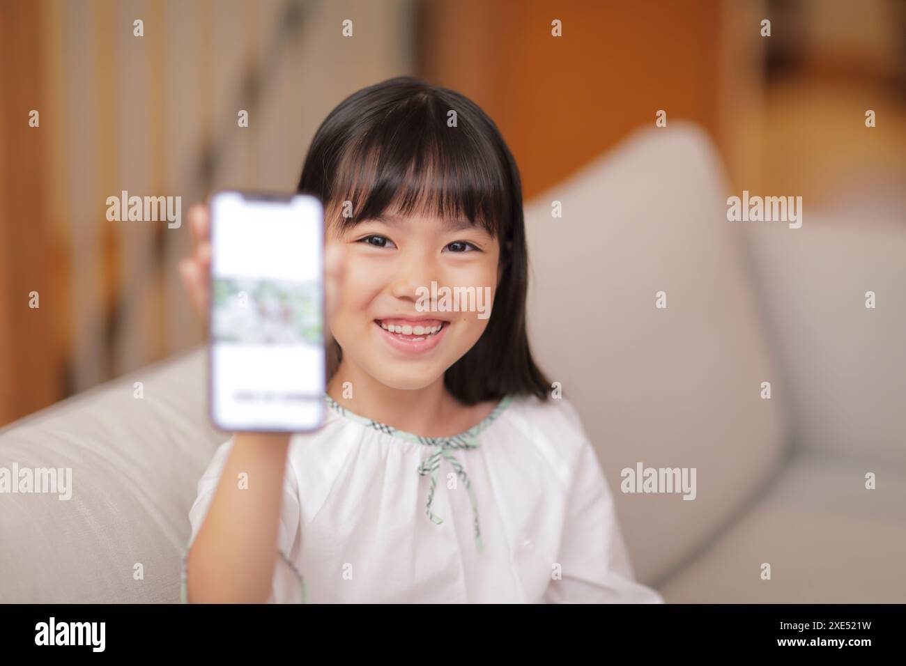 Sofa child girl smartphone hi-res stock photography and images - Alamy