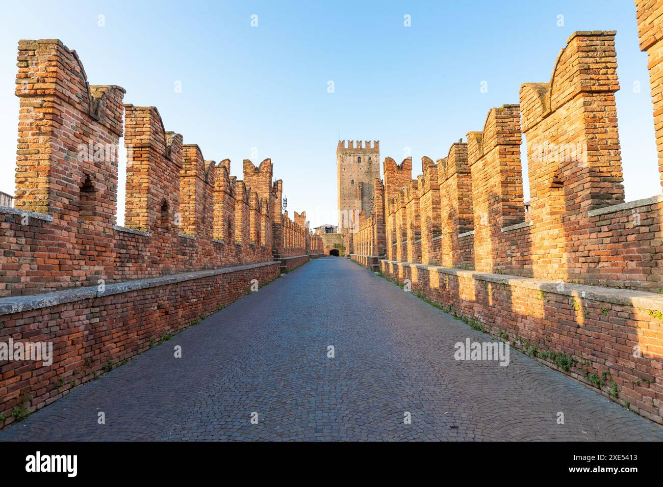 Verona, Italy. Castelvecchio bridge on Adige river. Old castle ...