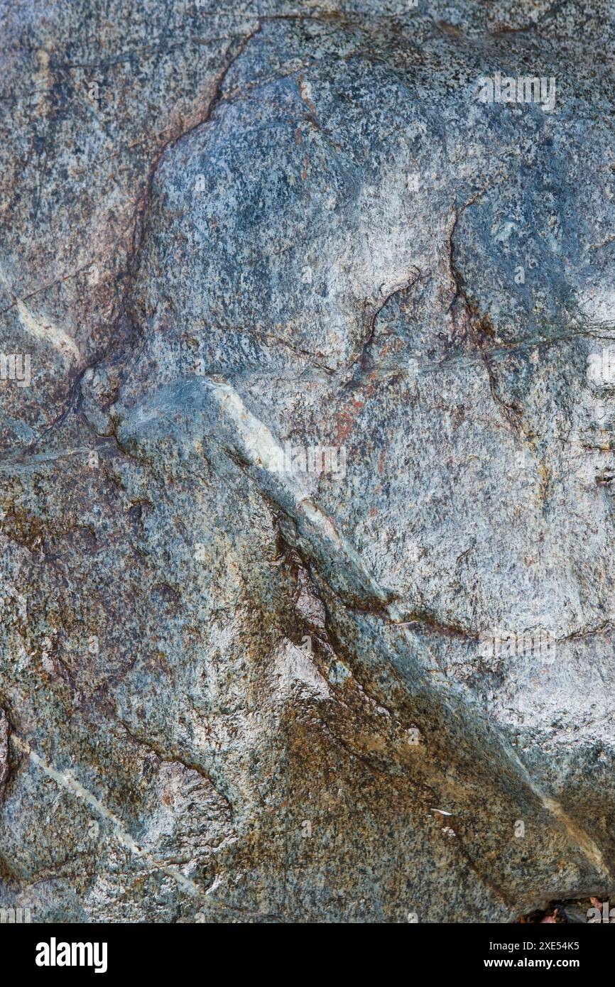 Hard wet rock wall hi-res stock photography and images - Alamy