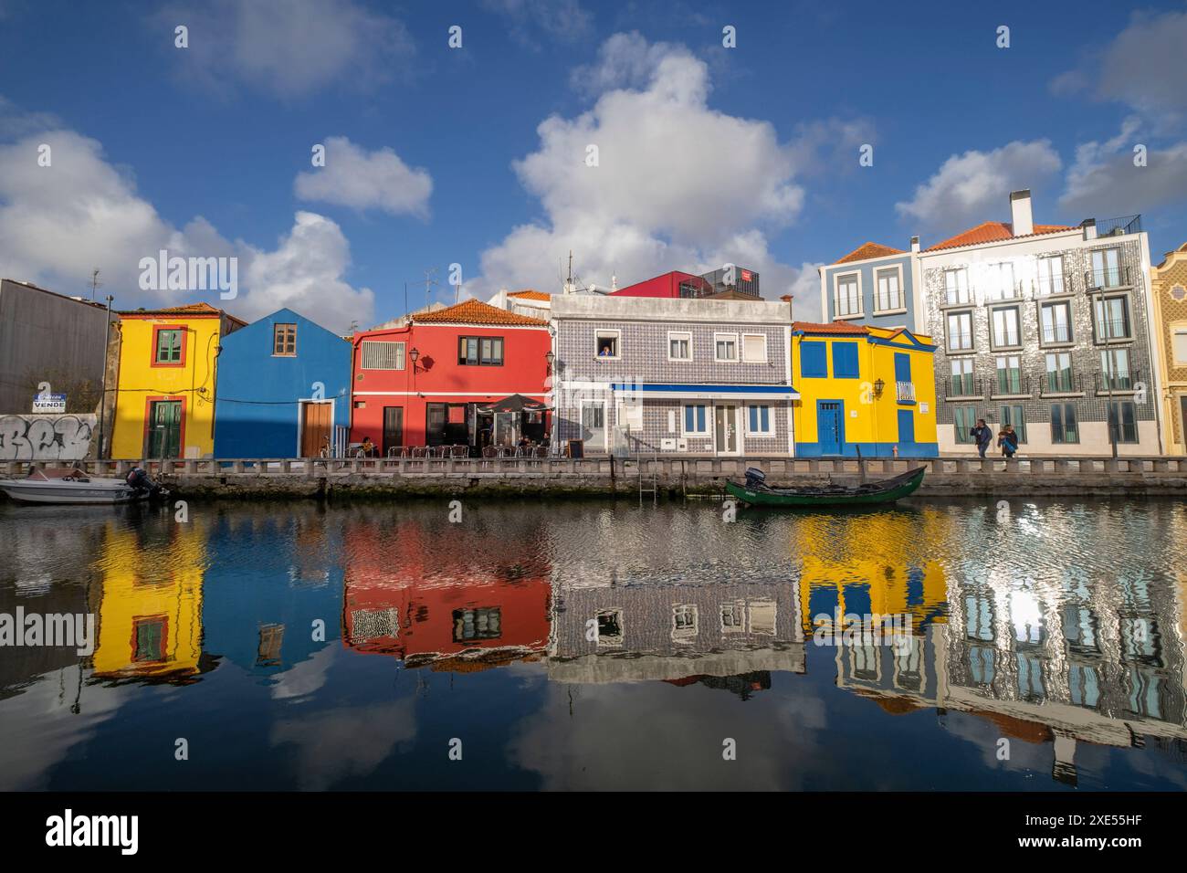 Dos colores hi-res stock photography and images - Alamy