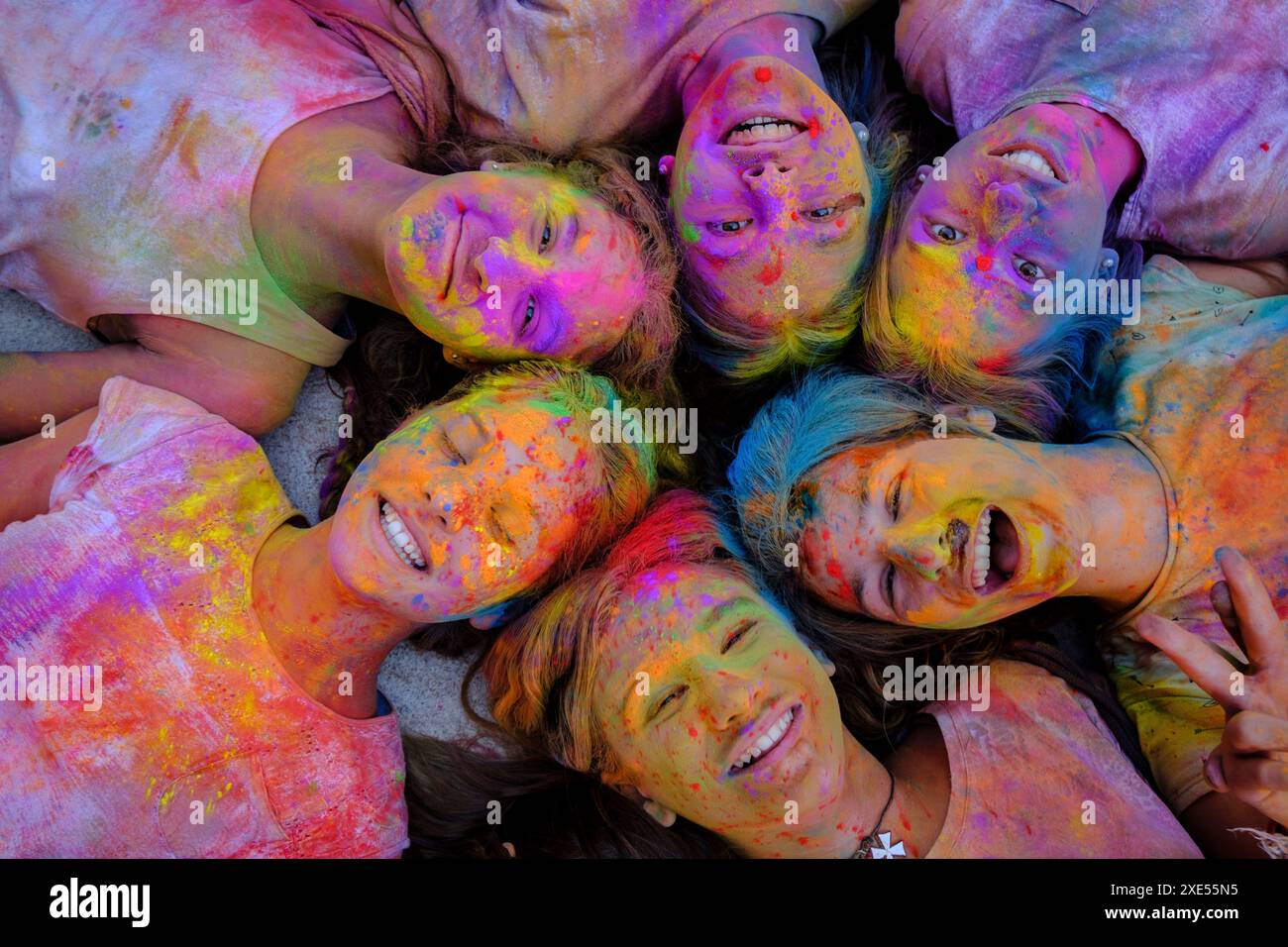 Fiesta Holi infantil Stock Photo - Alamy