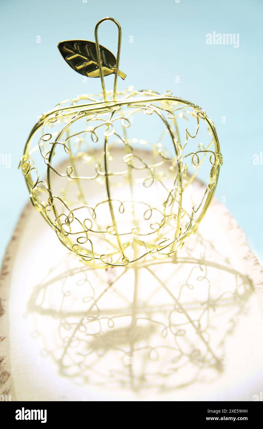 Apple made of wire Stock Photo - Alamy