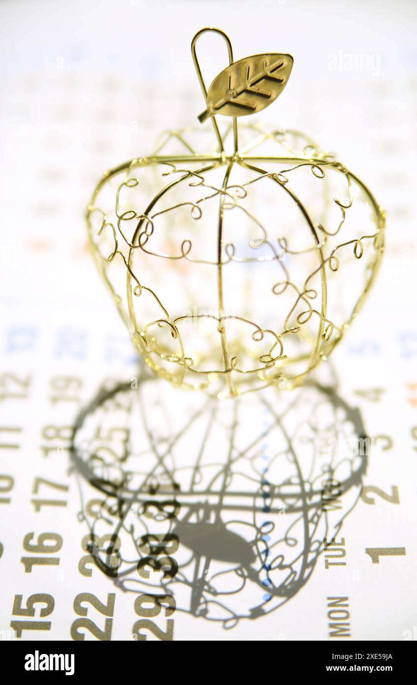 Apple made of wire Stock Photo - Alamy