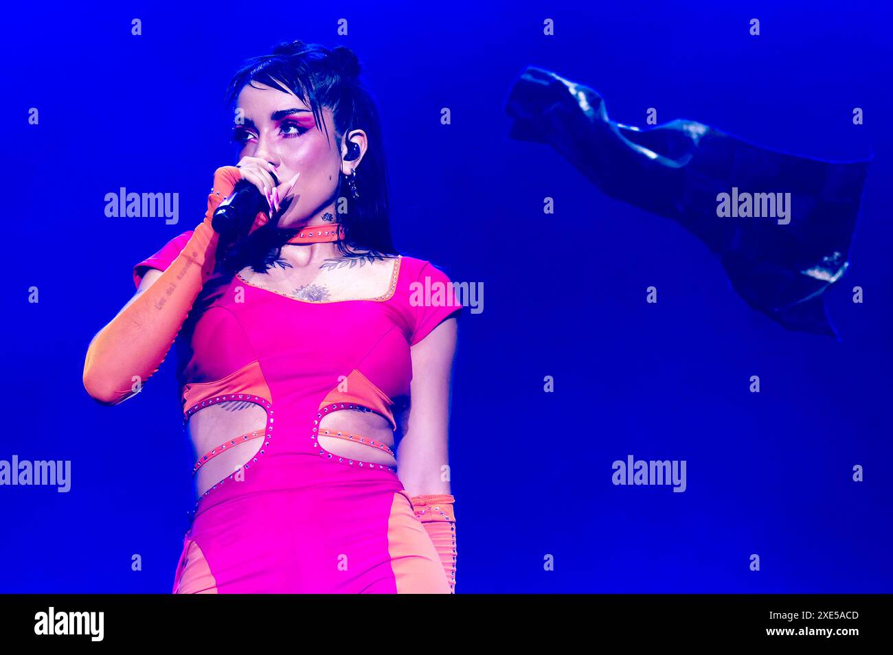 Maria Becerra live bei einem Konzert im Recinto Ferial. Torrejon de ...