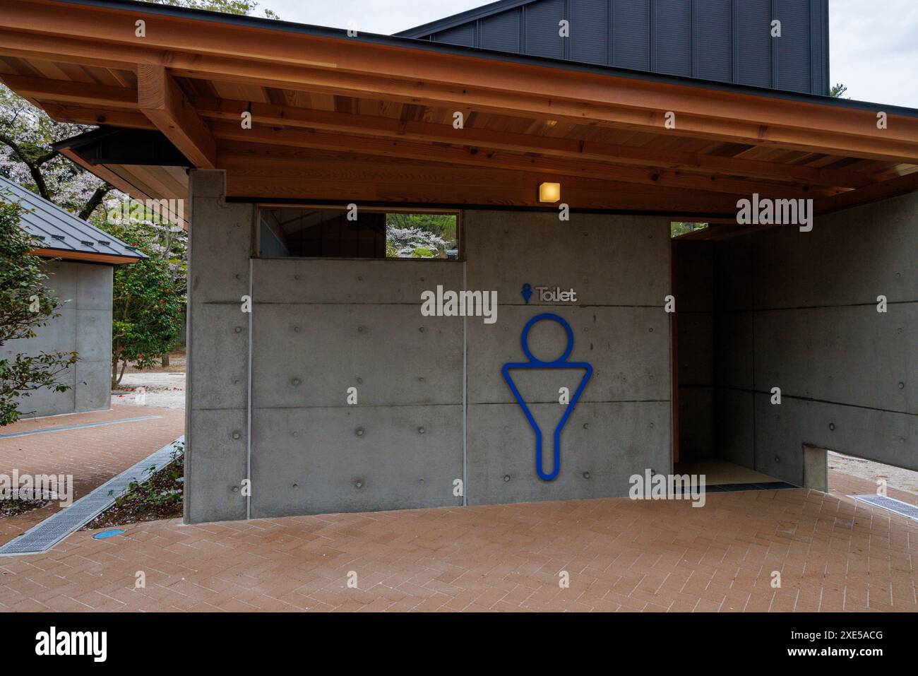 Mens outdoor toilet hi-res stock photography and images - Alamy