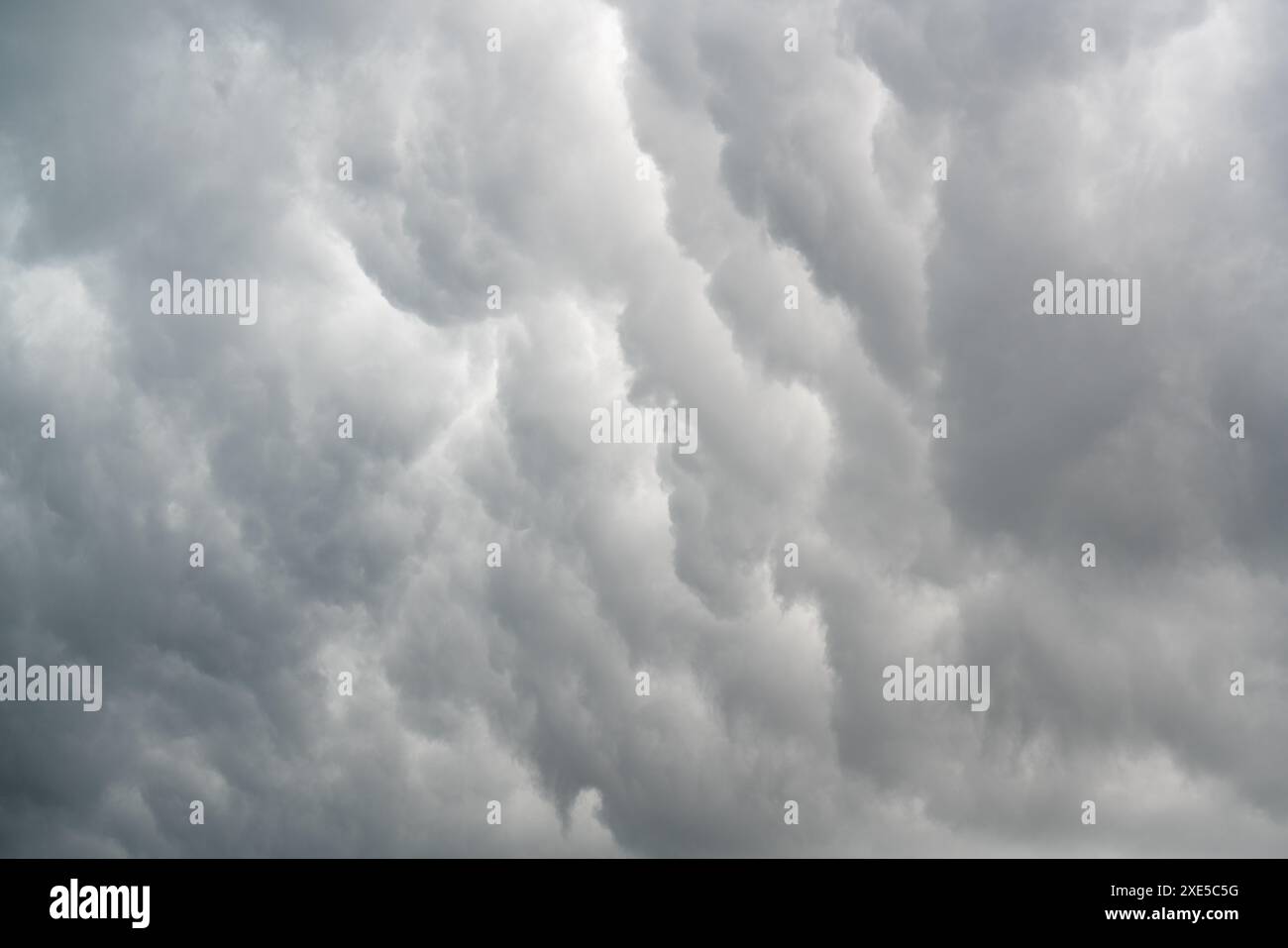 Gray storm clouds before hi-res stock photography and images - Alamy