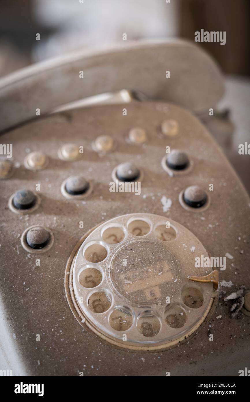 Pulse dial telephone (disc Stock Photo - Alamy