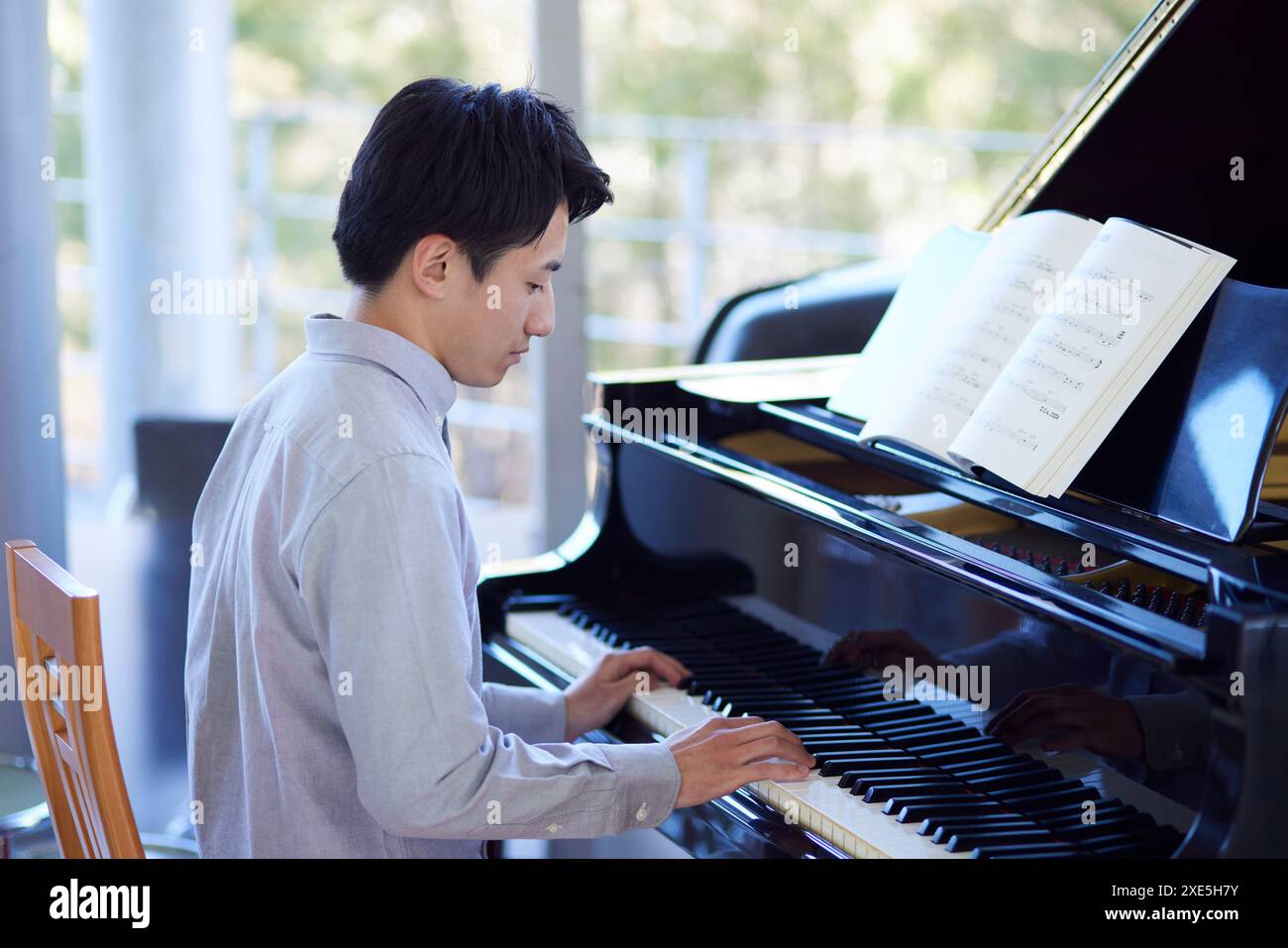 Japanese man playing piano Stock Photo - Alamy