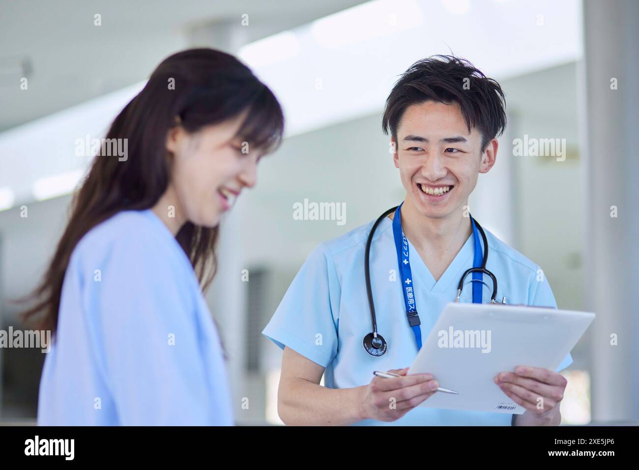 Doctor consulting patient hospital hi-res stock photography and images ...