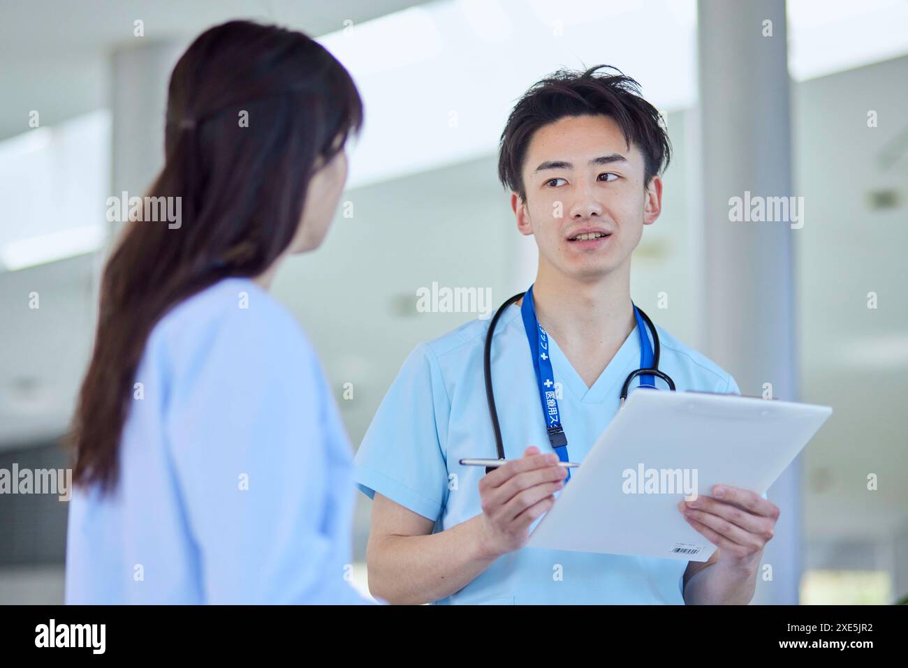 Doctor consulting patient hospital hi-res stock photography and images ...